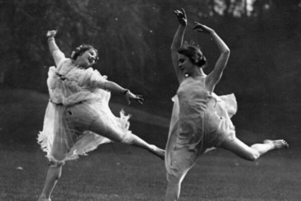 Gemini Season 2026: Astrology & Horoscopes – Girl and Her Moon